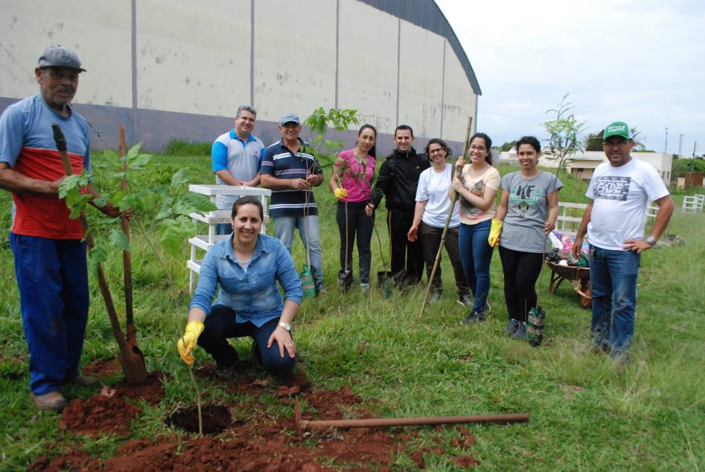 Praça do Jardim Curitiba está recebendo arborização | Tribuna da Região