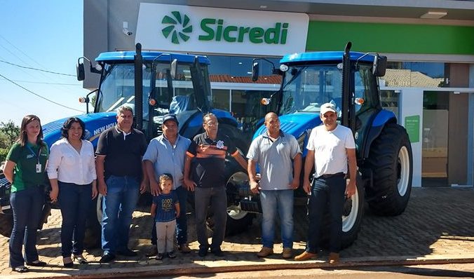 Sicredi: agricultores recebem trator solidário em Rancho Alegre | Tribuna da Região