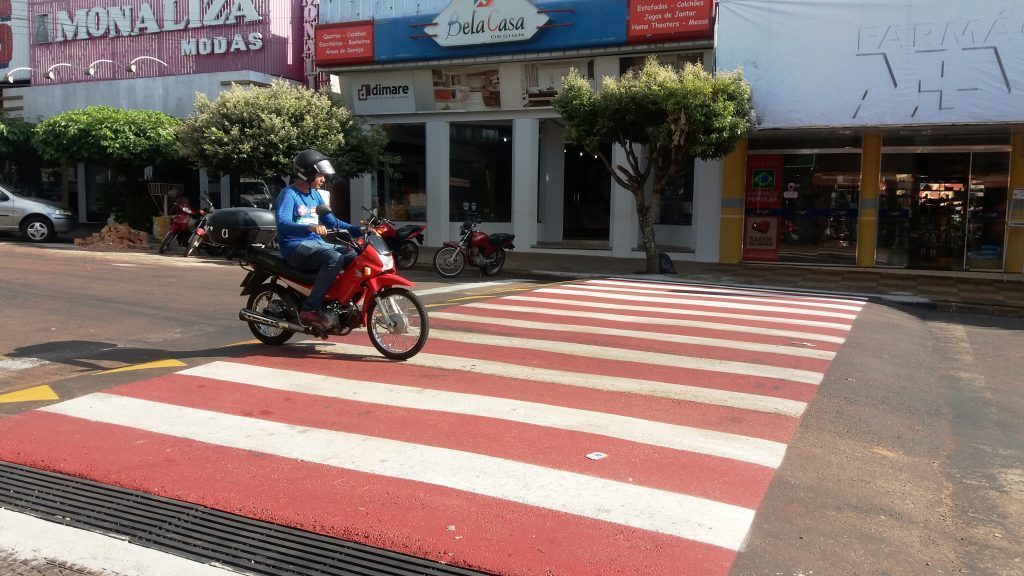 Prefeitura está instalando quebra-molas | Tribuna da Região