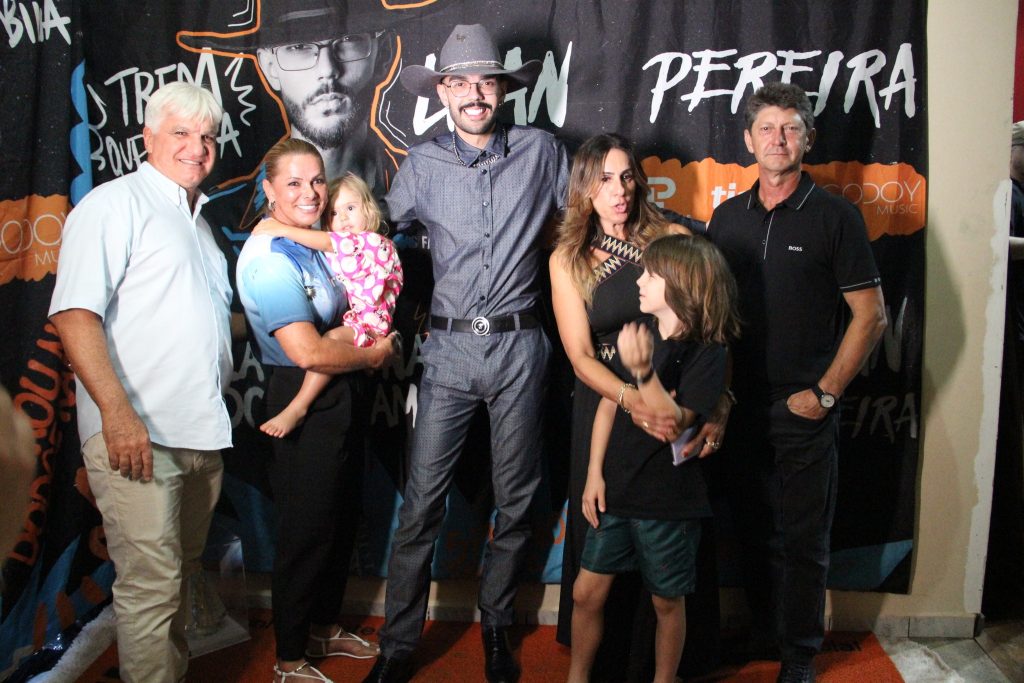 Show de abertura dos 42 Anos de Juranda atrai multidão à praça na noite ...